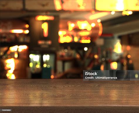 빈 나무 테이블 밤 카페에서 상위 Bokeh 배경 흐림 바에 대한 스톡 사진 및 기타 이미지 바 벤치 바 카운터 Istock