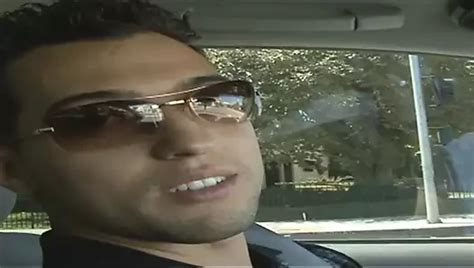 自己很酷的妻子坐在旁边，看着丈夫操一个瘦小的拉丁少女 Xhamster