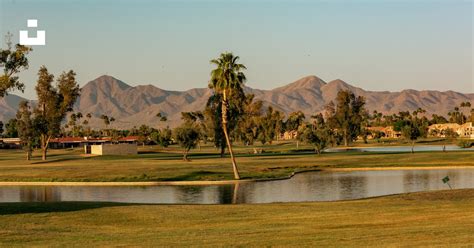 호수와 산을 배경으로 한 골프 코스 사진 Unsplash의 무료 자연 이미지