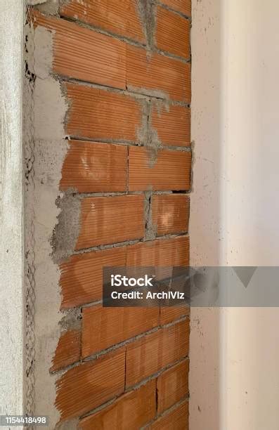 붉은 벽돌 질감입니다 큰 붉은 벽돌 벽 자연 결함 스크래치 균열 틈새 칩 먼지 거칠기와 유럽 벽돌 시멘트 콘크리트 벽과 오래 된 석고 0명에 대한 스톡 사진 및 기타 이미지