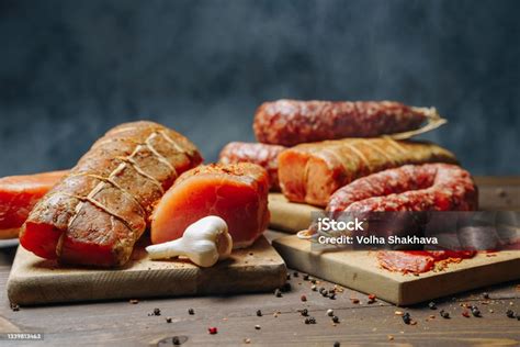 나무 테이블에 고기와 소시지의 다양한 종류 보드에 제공 클로즈업 델리카트슨에 대한 스톡 사진 및 기타 이미지 델리카트슨 쟁반 치즈 Istock