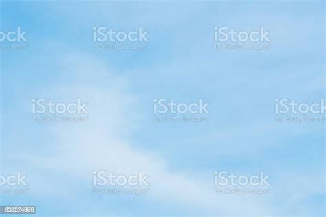 작은 구름과 푸른 하늘 배경입니다 푸른 하늘에 하얀 솜 털 구름 0명에 대한 스톡 사진 및 기타 이미지 0명 경관 계절