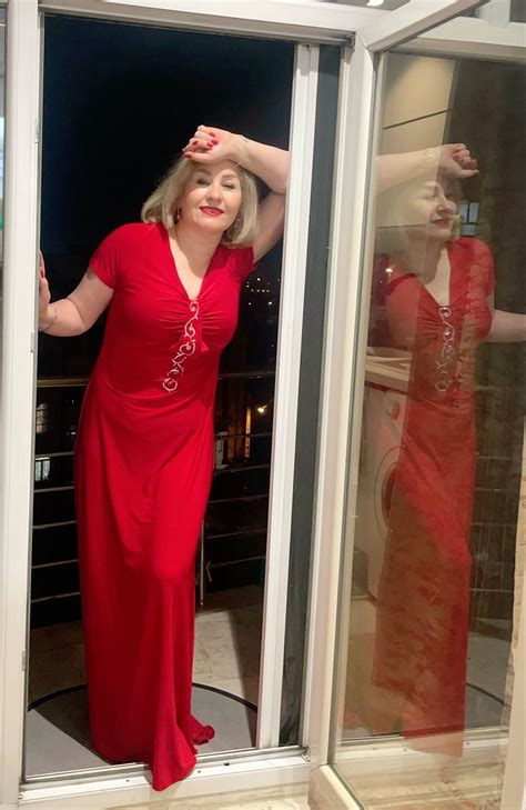 به کسی اجازه ورود به حریم زندگی خودت رو بده که به صداقت ودرستیش وتعهدش ایمان داشته باشی هر کسی