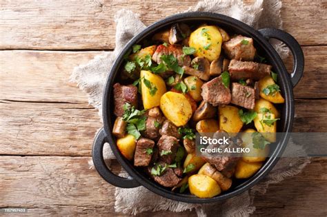 돼지고기와 버섯을 곁들인 전통 감자 튀김요리 가로 맨 위 보기 감자 요리에 대한 스톡 사진 및 기타 이미지 감자 요리 고기 코스 식사 Istock