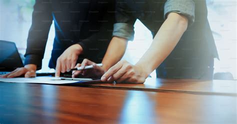 팀워크 아이디어 개념을 만나는 비즈니스 사람들 협력 기업 성과 계획 팀워크 개념 사진 Unsplash의 온라인 데이트 이미지