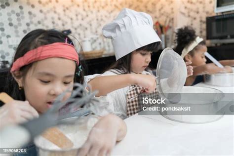 아이들의 그룹은 부엌에서 빵집을 준비하고 있습니다 쿠키를 요리하는 법을 배우는 아이들 가정 생활에 대한 스톡 사진 및 기타 이미지 가정 생활 십대 아이 Istock