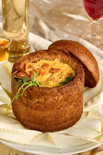 속이 빈 빵 덩어리에 훈제 고기와 양지머리를 곁들인 완두콩 수프 0명에 대한 스톡 사진 및 기타 이미지 0명 Comfort Food 건강한 식생활 Istock