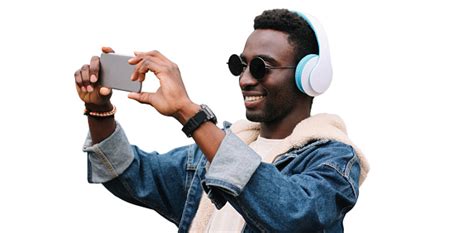 하얀 배경에 고립 된 헤드폰으로 음악을 듣는 스마트 폰으로 셀카를 찍는 행복한 미소 짓는 젊은 아프리카 남자의 초상화 20 24세에 대한 스톡 사진 및 기타 이미지 Istock