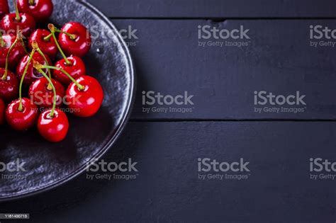 검은 접시에 빨간 체리 물에 달콤한 체리는 어두운 배경에 떨어집니다 비건용 레드 베리 맨 위 보기 복사 공간 0명에 대한 스톡 사진 및 기타 이미지 Istock