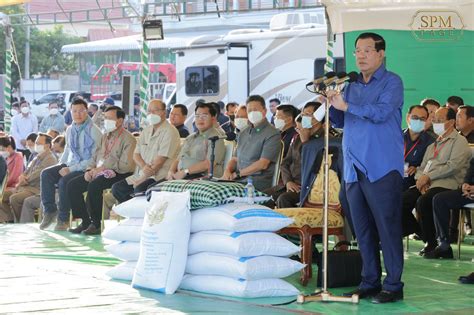 សម្តេចតេជោ ហ៊ុន សែន អញ្ជើញផ្តល់ស្រូវពូជ និងស្បៀងអាហារ ជូនកសិករជាង៦ពាន់គ្រួសារ នៅខេត្តព្រៃវែង