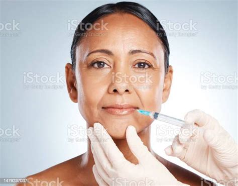주사 입술 필러 및 성형 수술 화장품 및 미용 임플란트를 위한 여성 얼굴의 초상화 스킨케어 페이셜 주사기 및 보톡스 미학은 지방 흡입 변형 및 스튜디오 배경을 위한 것입니다
