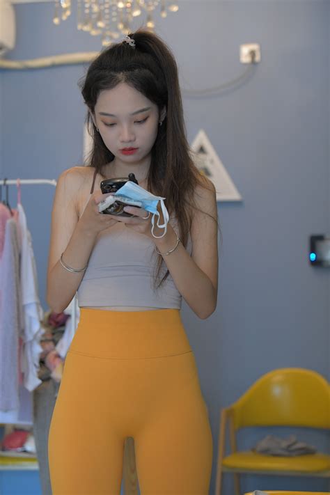 첫 번째 작업 노란색 요가 바지 소녀 V2ph