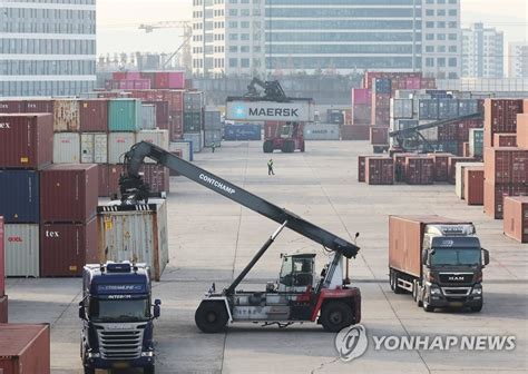 분주한 컨테이너 하역작업 연합뉴스