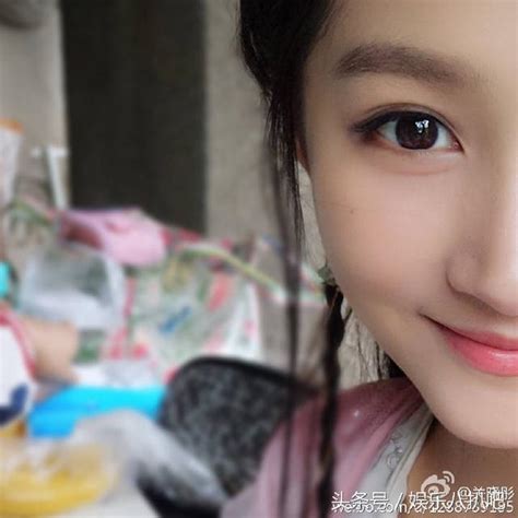 關曉彤曬自拍半張臉也美炸了，網友身後背景我給零分 每日頭條