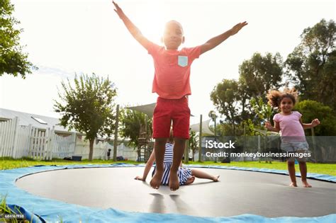 몬테소리 학교 야외 트램 폴 린에 재미에 아이 들 트램폴린에 대한 스톡 사진 및 기타 이미지 트램폴린 아이 아프리카계 미국 민족 Istock