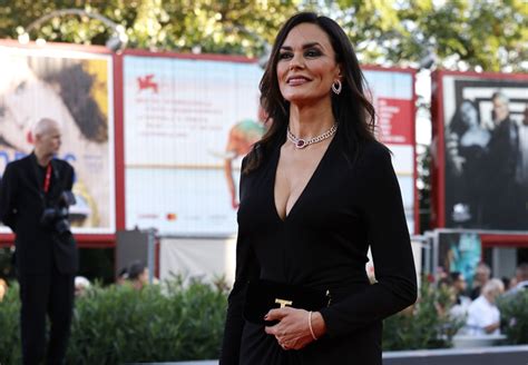 Maria Grazia Cucinotta Compie 57 Anni Lesordio A Miss Italia Il