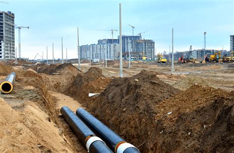 건설 현장에서 지하 폭풍 하수구 누워 도시 내 새로운 주거용 건물을 위한 지하수 시스템 건설 산업에 대한 스톡 사진 및 기타