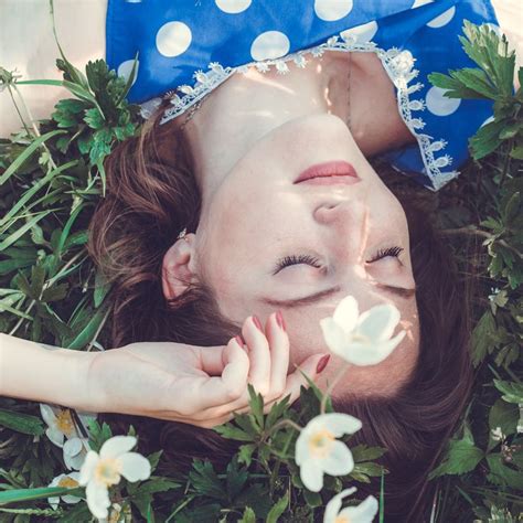 Девушка летом лежит в цветах фотосессия Фотосессия Портретная фотография Цветы