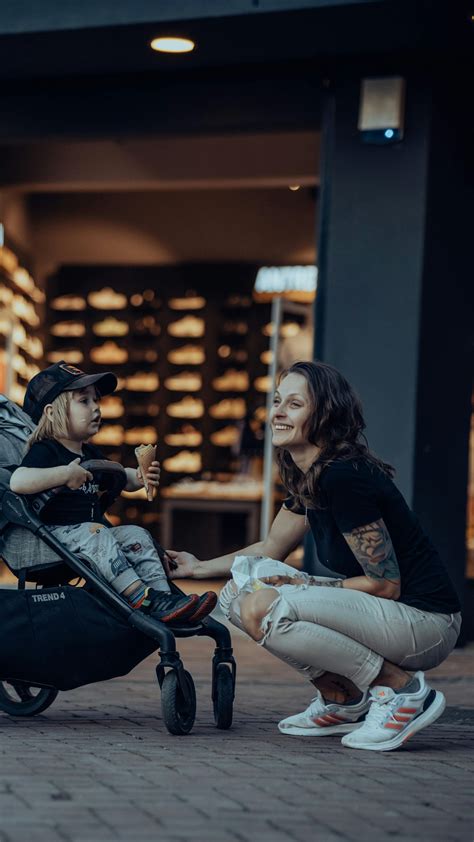 가을 가족 가족 본딩 갈색 머리 건초 꽃무늬 드레스 들판 따뜻한 빛 레저 문신 미소 짓는 부드러운 순간 부모와 자식 사랑 아들 애정 야외에서