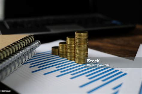 작업 테이블 비즈니스 계획 비전 및 금융 분석 개념에 흰 종이에 동전 스택 노트북 노트북 컴퓨터와 금융 그래프의 단계 개념에 대한 스톡 사진 및 기타 이미지 Istock