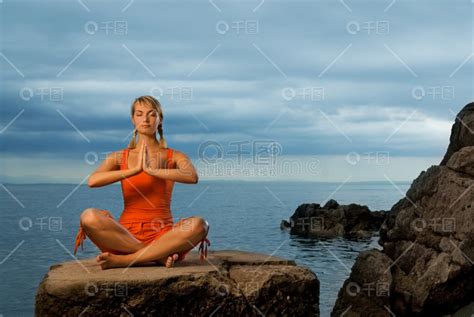 傍晚高清图片 做瑜伽运动的女人 做瑜伽运动的女人图片免费下载 5143716518 千图网pro