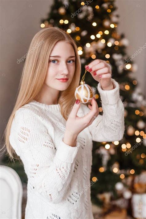 Hermosa Chica Rubia Con Ojos Azules Sostiene En Sus Manos Una Bola De