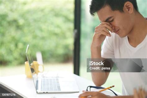 아시아 의 젊은 십대 학생 남자 십대 기업가 열심히 일하는 공부 스트레스 피곤 지루 18 19세에 대한 스톡 사진 및 기타 이미지 18 19세 공부 과로 Istock