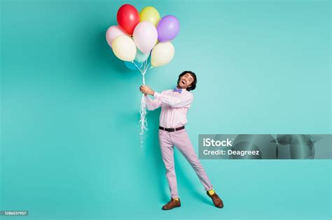 청록색 배경에 고립 된 풍선을 들고 정장 옷을 입은 미친 펑키 한 남자의 전체 길이 초상화 갈색 머리에 대한 스톡 사진 및 기타 이미지 갈색 머리 긍정적인 감정 표현