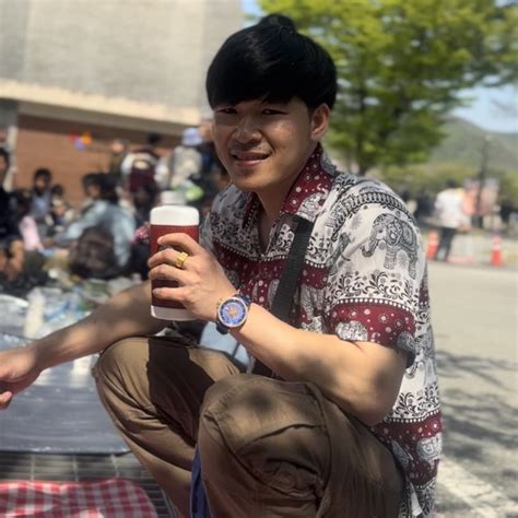 ឡេង ឡេង ដាវ៉ាន់លក់ទូរសព្ទ័ដុំ និងរាយ