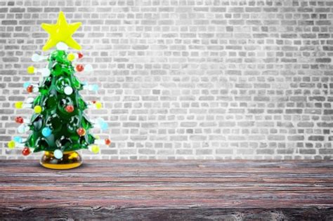 크리스마스 트리가 있는 흐릿한 흰색 벽돌 벽 배경이 있는 나무 테이블은 제품 프레젠테이션 배경 디스플레이 및 크리스마스 개념의 모형에 적합합니다 12월에 대한 스톡 사진 및
