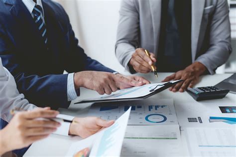 재무 그래프 데이터 및 마케팅 계획을 설명하는 비즈니스 담당자 회의 Group A에 대한 스톡 사진 및 기타 이미지 Group A 가리키기 경과보고 Istock