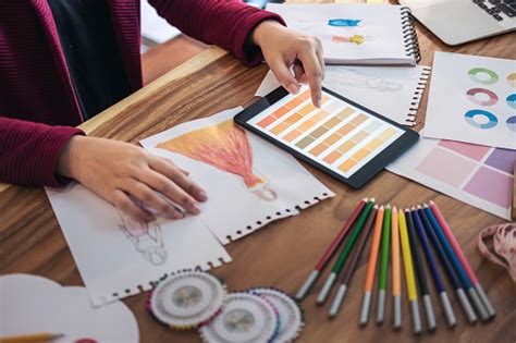 재단사 도구와 컬러 차트 직업 및 직업 직업 패션 디자이너 세련 된 개념으로 아 틀 리에 옷에 대 한 밑그림을 그리기 직장 여성