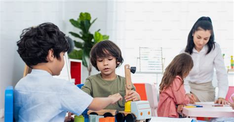 백인 아름 다운 여자 교사 학교에서 아이에게 수업을 가르치고 있습니다 매력적인 여성 강사 마스터는 유치원 유치원의 교실에서 재미있는 활동으로 어린이 학생을 설명하고