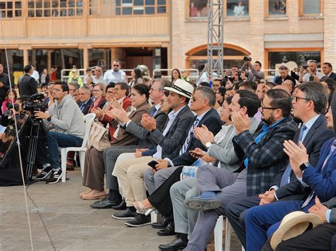 Prefecto De Azuay Atento A La Reunión De Trabajo Con El Ministro De