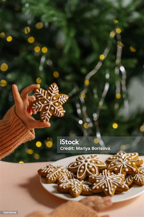 크리스마스 트리의 배경에 아이들의 손에 생강 크리스마스 쿠키 2022년에 대한 스톡 사진 및 기타 이미지 2022년 음식 행복 Istock