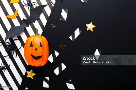 할로윈 파티 초대 모형 축하 박쥐 거미 잭 오 랜턴 별 색종이 리본할로윈 장식 개념 플랫 레이 상단 보기 흑백 배경에 공간을 복사합니다 10월에 대한 스톡 사진 및 기타