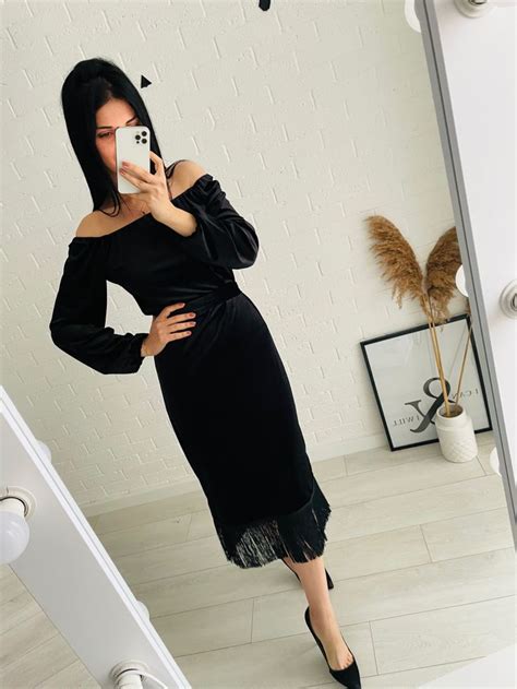 Бархатное платье миди чёрное