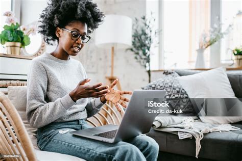집에서 일하는 젊은 흑인 여성 화상 비즈니스 회의에 노트북 사용 가정 생활에 대한 스톡 사진 및 기타 이미지 가정 생활 검정 머리 교육 강좌 Istock