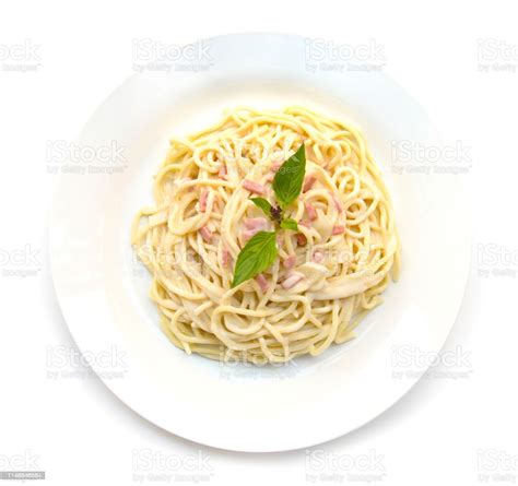 햄과 신선한 바 질 전통적인 이탈리아 요리 스타일의 상단 보기 흰색 배경에 고립 스파게티 카르보나라 양파와 버섯 크림 소스 카르보나라 소스에 대한 스톡 사진 및 기타 이미지