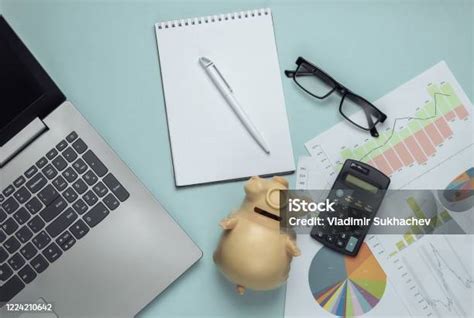 경제 분석 통계 분석 파란색 배경에 계산기 안경 및 노트북 그래프와 차트 맨 위 보기 0명에 대한 스톡 사진 및 기타 이미지 Istock