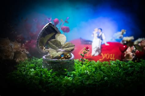 저와 결혼해 주시겠어요 발렌타인 데이 예술품 장식입니다 어두운 톤 배경에 대한 마음과 아름다운 신부 발렌타인 인사말 카드 장식입니다 Date Night Romance에