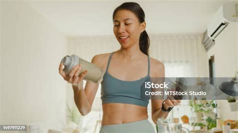 집에서 단백질 쉐이크를 준비하는 젊은 아시아 운동 여성 다이어트와 건강 식품 칵테일 쉐이커에 대한 스톡 사진 및 기타 이미지 칵테일 쉐이커 스포츠 스포츠 음료