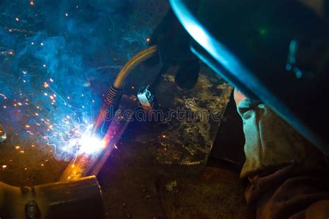 Сварщик стоковое изображение изображение насчитывающей ручно 31350357