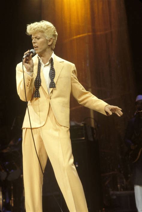 David Bowies Most Iconic Outfits David Bowie Pictures David Bowie