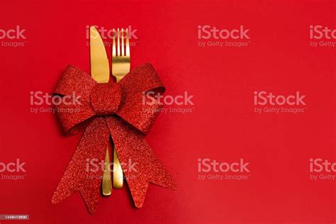 크리스마스 테이블 장소 설정 빨간색 배경에 빨간 활이 있는 황금 포크와 칼 복사 공간 갈색에 대한 스톡 사진 및 기타 이미지 갈색 겨울 공휴일 Istock