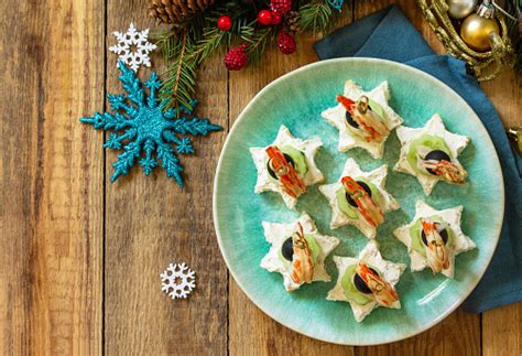 크리스마스 테이블에 카나페의 축제 간식 치즈 오이 새우를 곁들인 카나페 상단 보기 플랫 평신도 배경 공간을 복사합니다 0명에 대한 스톡 사진 및 기타 이미지 Istock