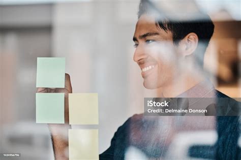 스티커 메모 유리 보드 및 사람 계획 광고 캠페인을위한 마케팅 전략 작업 또는 브레인 스토밍 중소기업 소유자 기업가 또는 디자이너는 창업을위한 목표 표명을 위해 일합니다