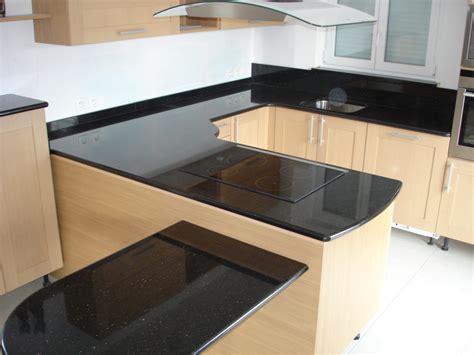 Кухня с мраморной столешницей и фартуком фото