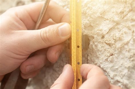 콘크리트 모르타르로 벽을 평평하게하기위한 금속 가이드 금속 가이드의 설치 및 고정 가정의 방에 대한 스톡 사진 및 기타 이미지