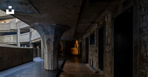 건축 기둥이 있는 어두운 콘크리트 복도 사진 Unsplash의 무료 건축학 이미지